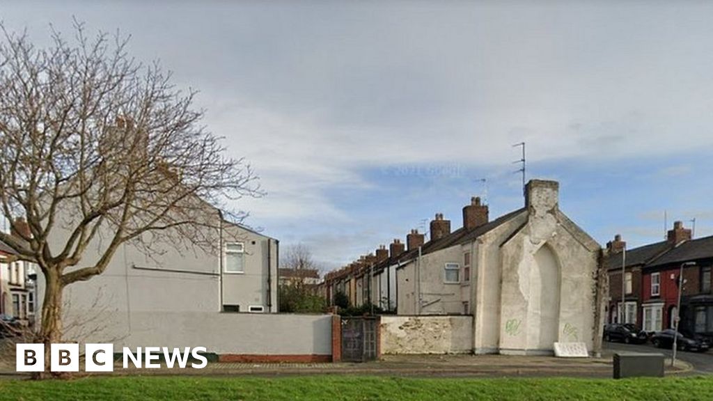 Liverpool alley death: Further murder arrests after body found