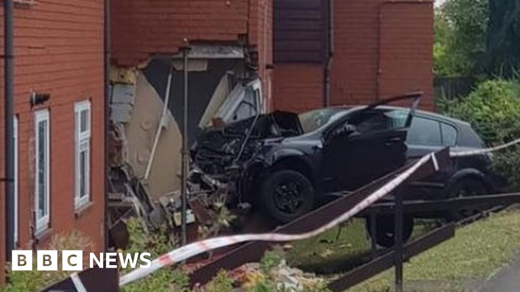 Luton cars-into-house crash leads to arrest of man - BBC News