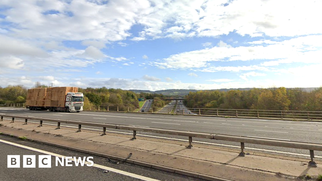 Drivers warned of delays over M5 bridge repairs - BBC News