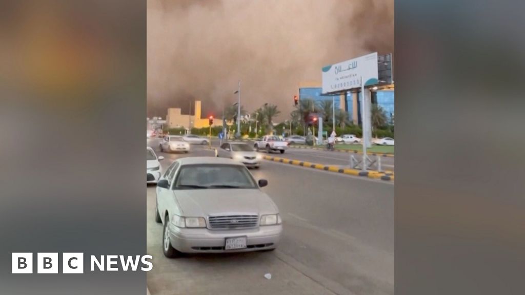 Huge sandstorm engulfs Saudi Arabian city - BBC News