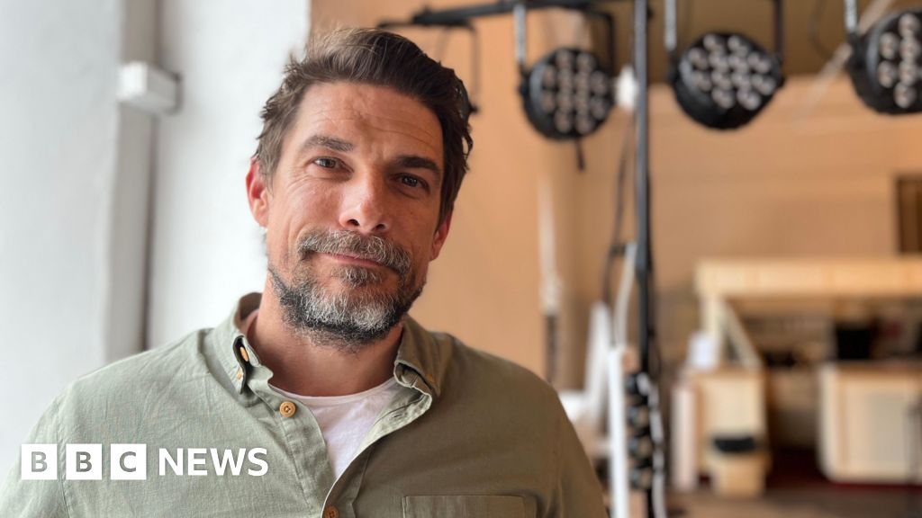 Actor Craig Russell welcomes new brain tumour findings - BBC News