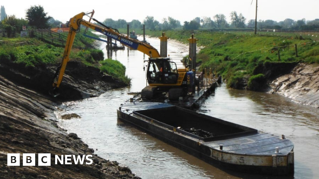 Somerset Levels to get extra dredging as winter approaches - BBC News