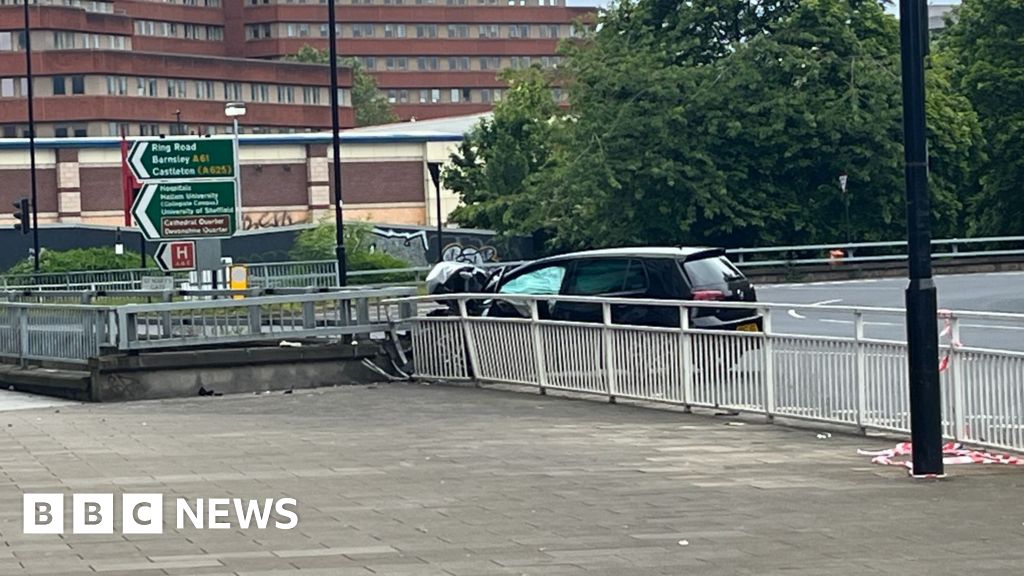 Sheffield crash: Arrest after two injured in A61 smash - BBC News