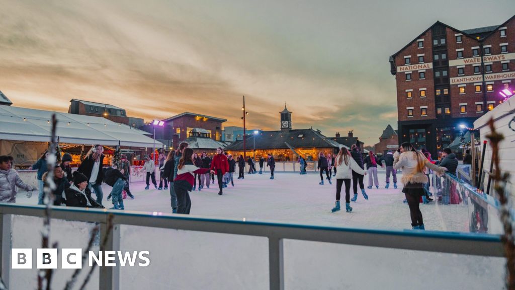 Gloucester Quays' ice rink and Christmas market to return - BBC News