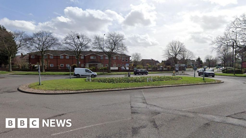 Long Eaton: Motorcyclist dies in roundabout crash - BBC News