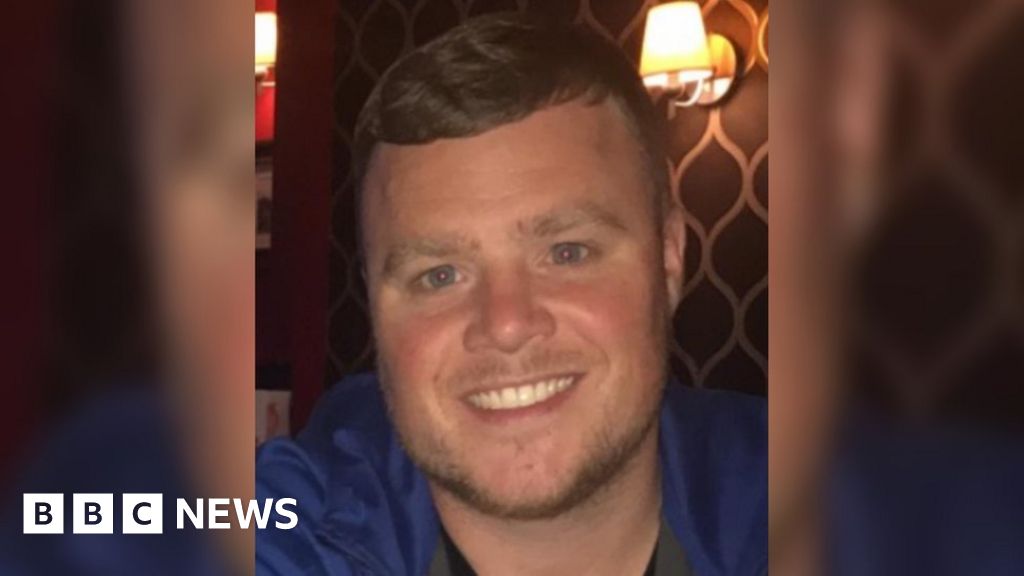 Sheffield man praised after woman pulled from burning flat - BBC News