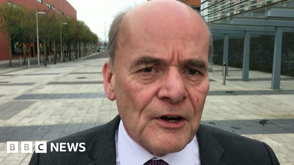 Wales local elections: Parties in the spotlight - BBC News