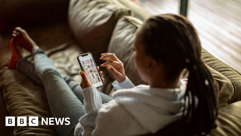 How mindful shopping can help prevent impulse buying - BBC News