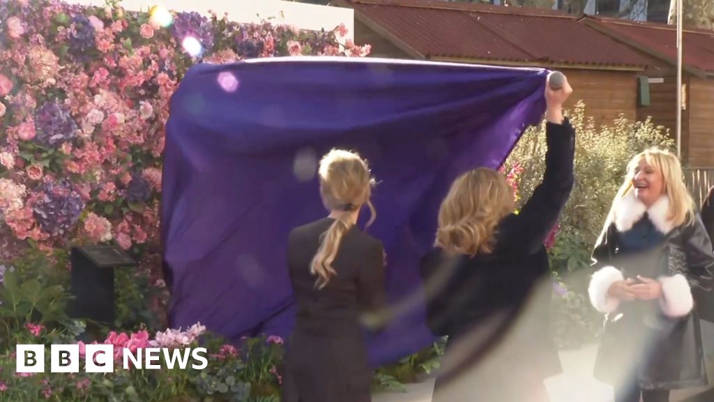 Bridget Jones statue is unveiled in London - BBC News