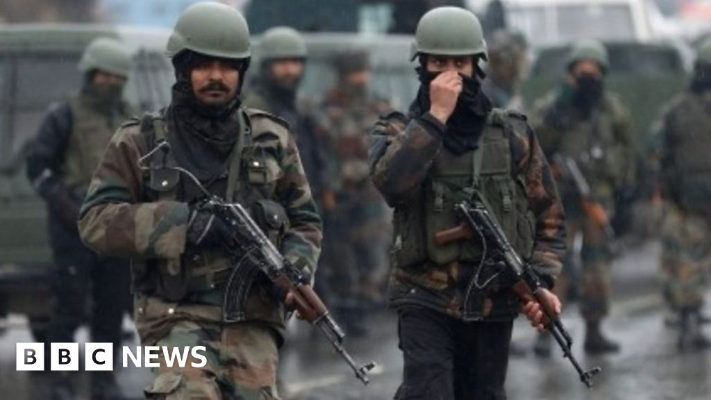 Kashmir attack kills Indian paramilitaries - BBC News