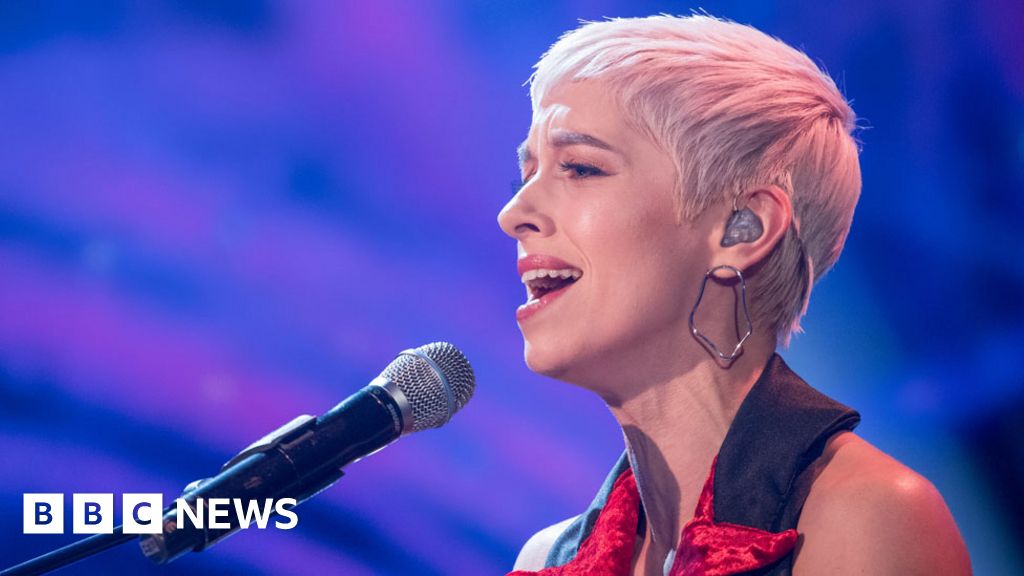 Eurovision 2019: SuRie's tips for surviving the contest - BBC News