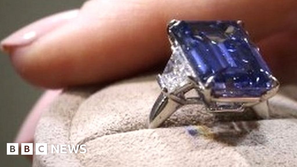 Blue diamond star of show at auction - BBC News
