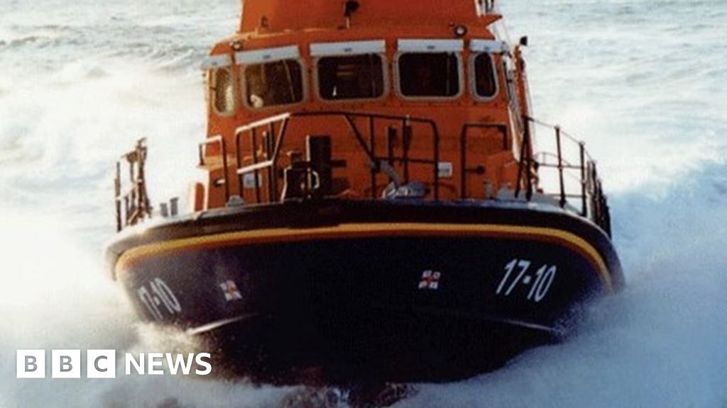Yacht rescue off coast of Tiree in 'testing' conditions - BBC News