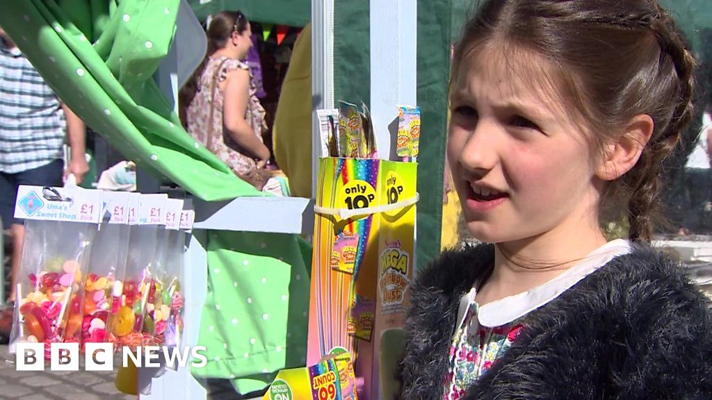 Nine-year-old Uma runs a sweet stall for charity - BBC News