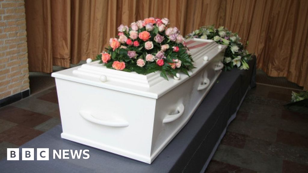 'Paupers' funeral' costs rise by 30% in five years - BBC News