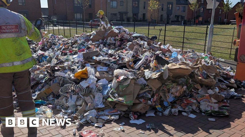 Vape disposal warning after bin lorry fires in Malvern - BBC News