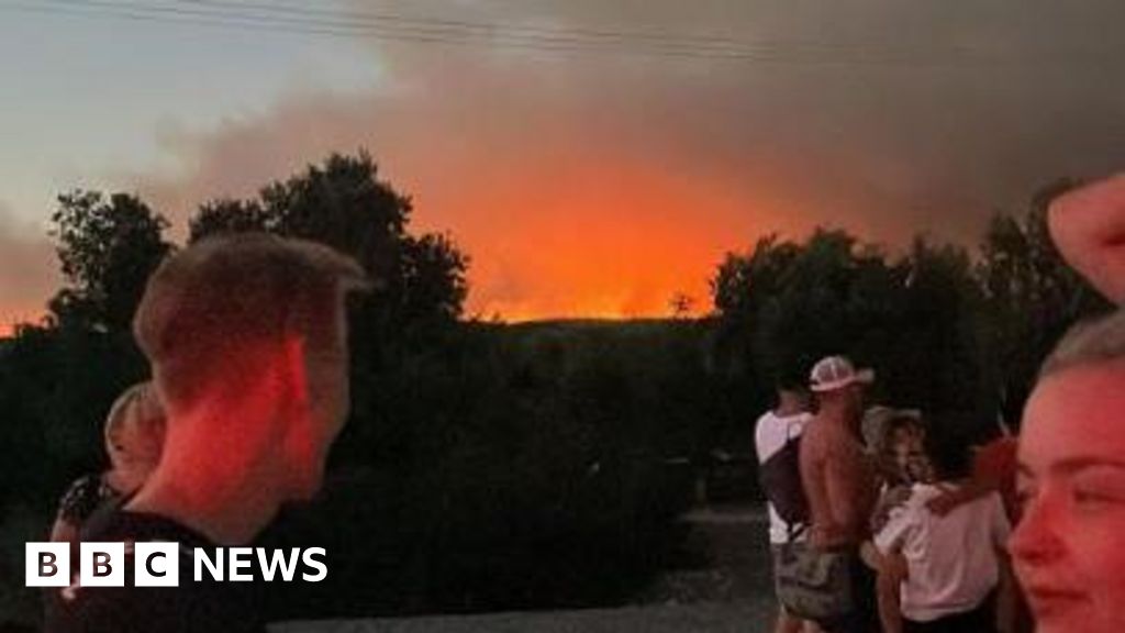 Rhodes fires: We felt like we'd been left to die, tourist says - BBC News