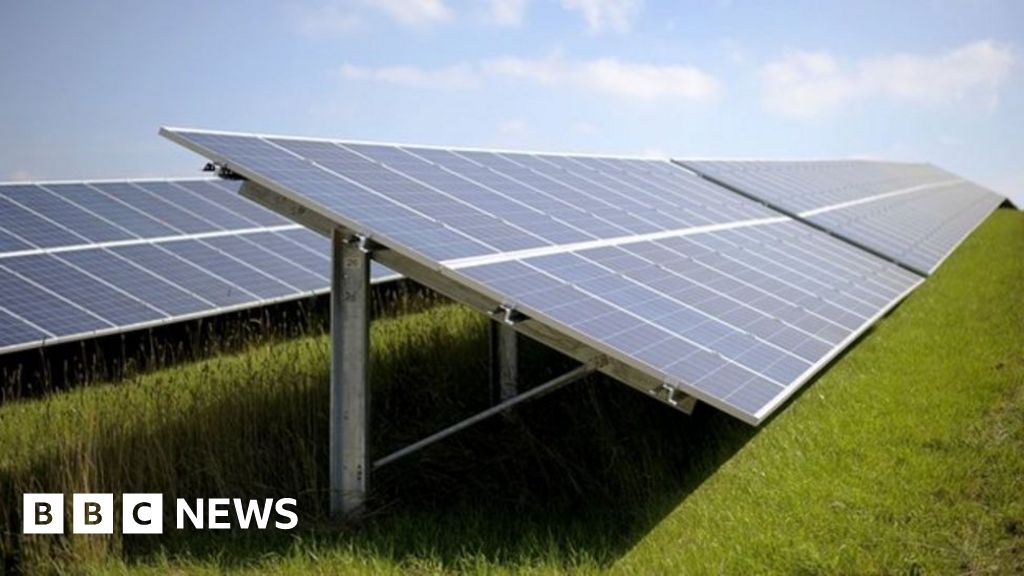 Controversial solar farm in Stroud approved - BBC News