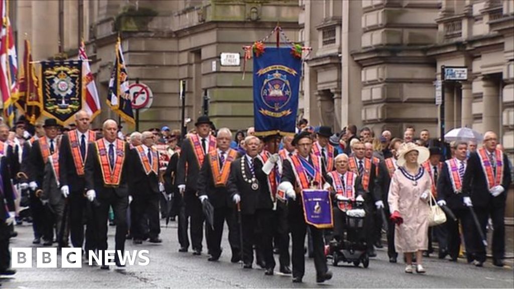 Orange parade held in Glasgow - BBC News