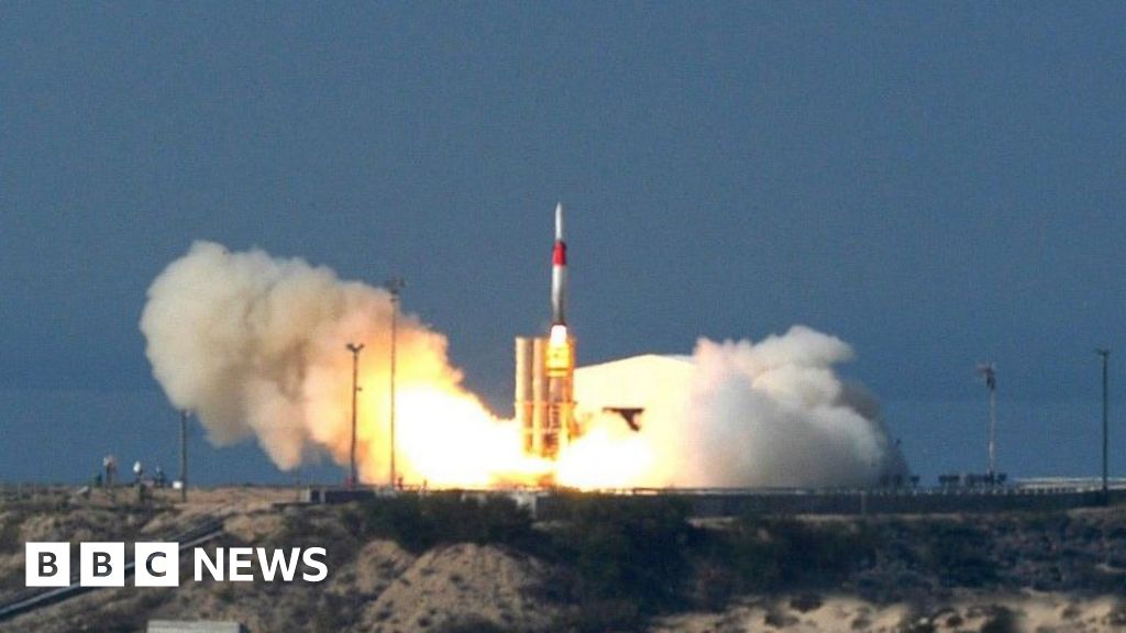 Israel's Arrow anti-missile system 'in first hit' - BBC News