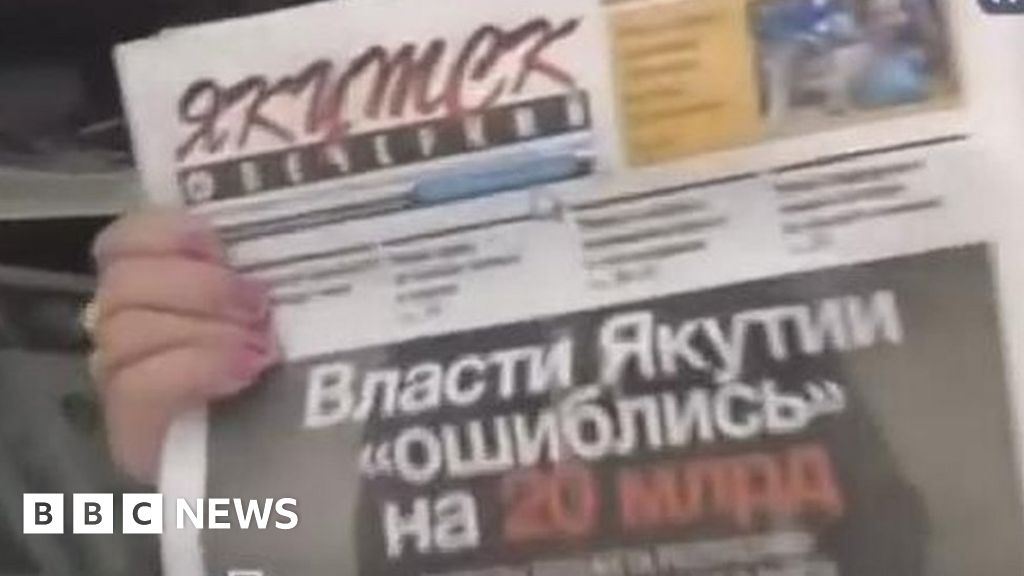 Russian paper adds warning to state TV listings - BBC News