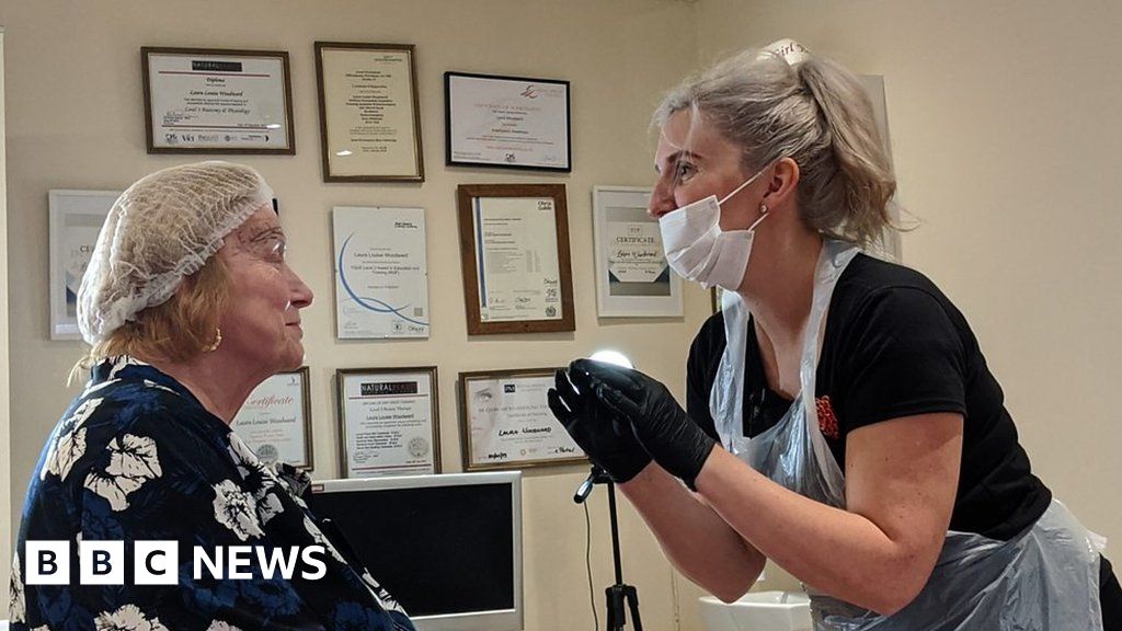 Microblading: Therapist tattoos eyebrows for cancer patients