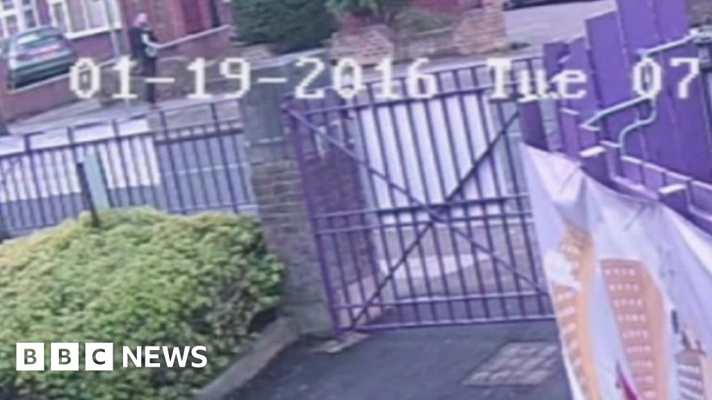 Morden stabbing victim's final steps captured on CCTV - BBC News