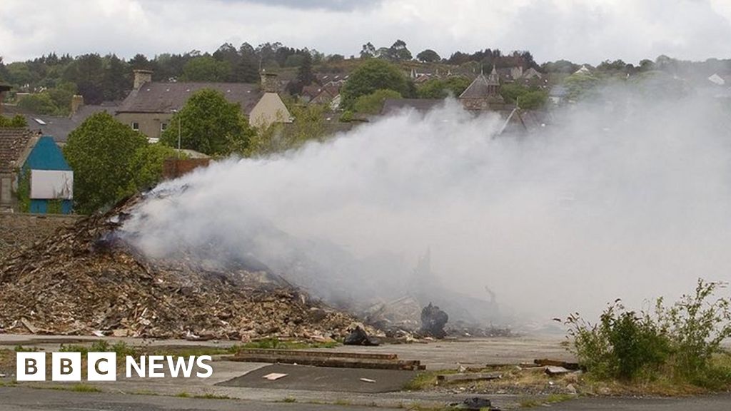 'Close windows' advice over Newtownards rubbish fire - BBC News