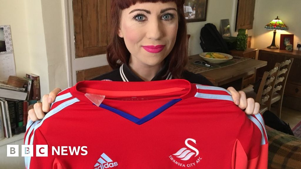 Anorexia: Neath woman's fight with 'voice in her head' - BBC News