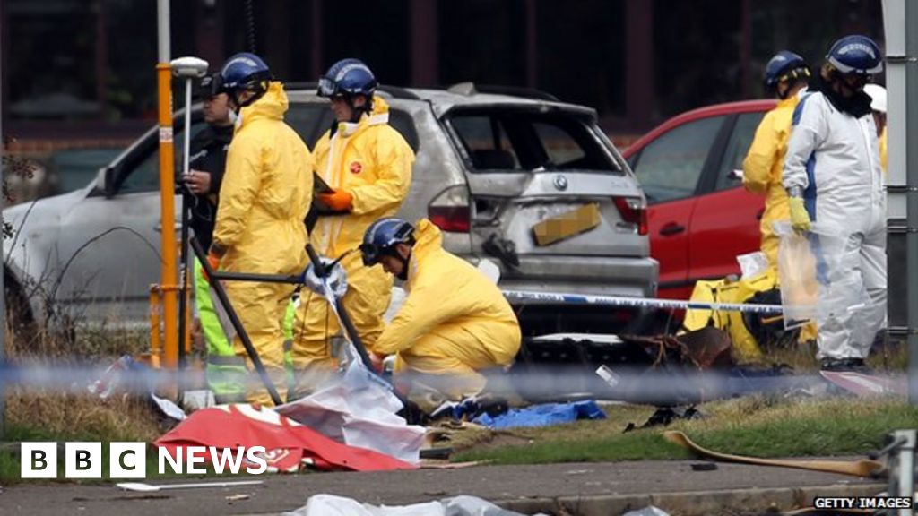 Shoreham air disaster: Floods slow air crash searches - BBC News