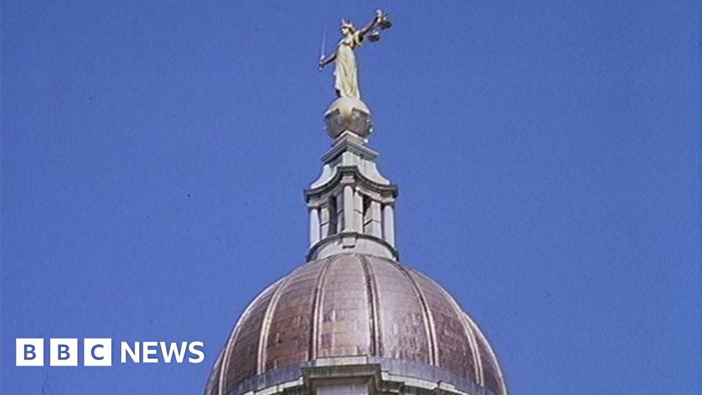 Bradford teenager appears at Old Bailey over bomb plot - BBC News