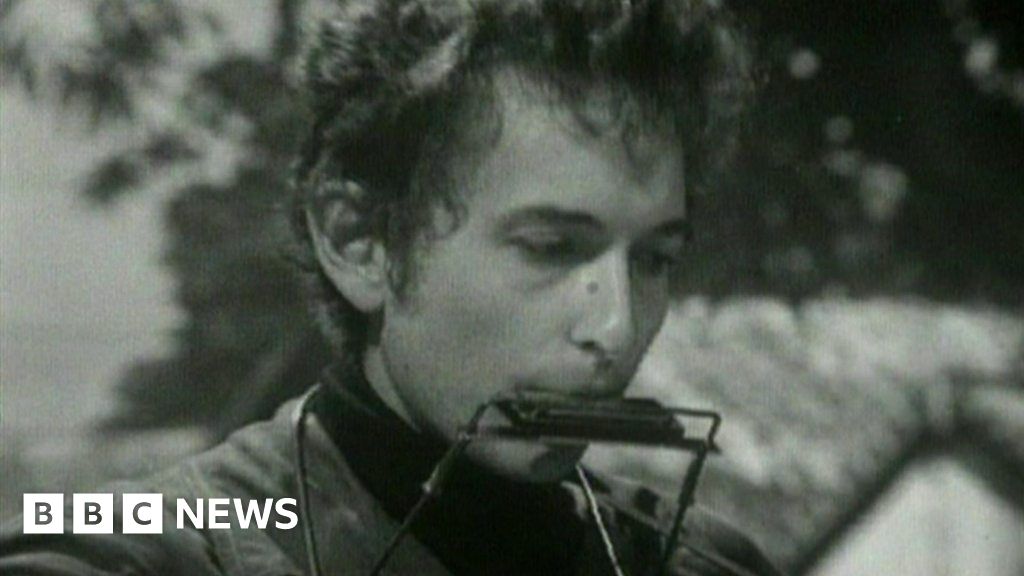 Bob Dylan performs With God on Our Side - BBC News