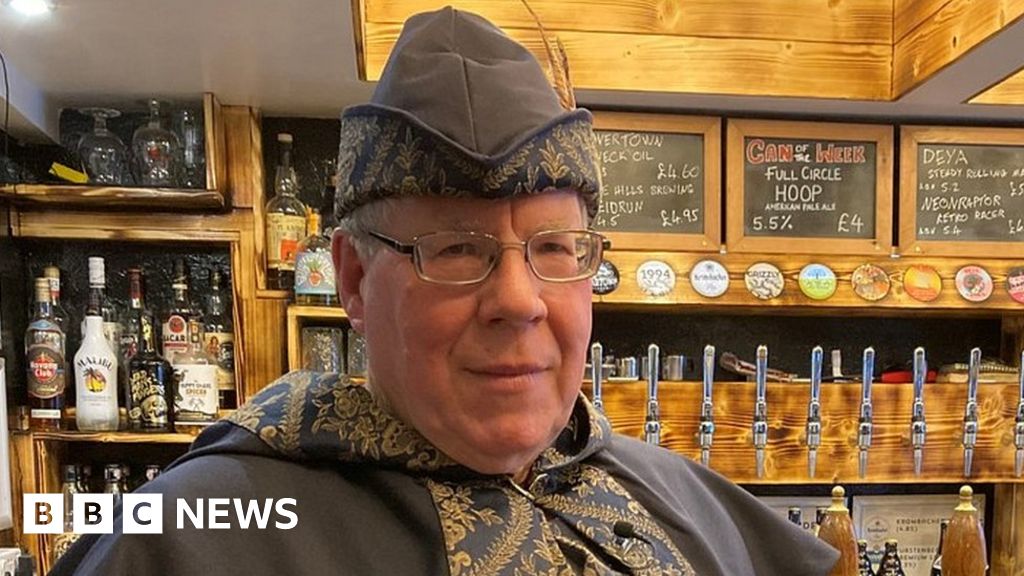 Town appoints ale taster as part of 750th celebrations - BBC News