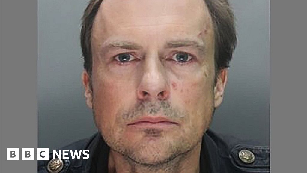 Hitchin: 'Controlling and violent' husband Alan Tippett jailed - BBC News