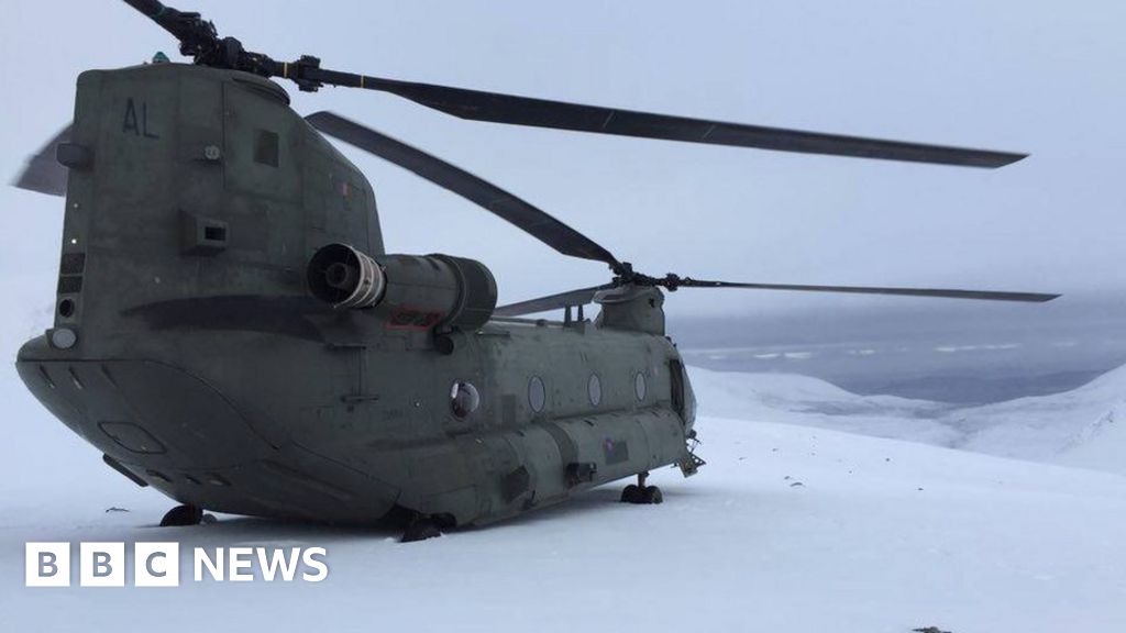 RAF Odiham Chinook crews train in snowy Cairngorms - BBC News