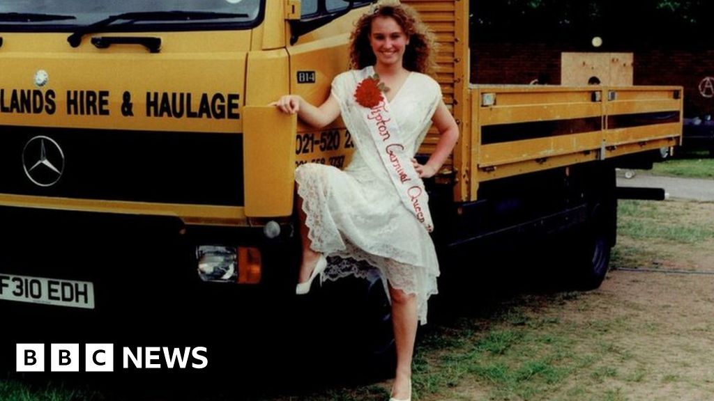 Tipton carnival queens 'shine again' in photo exhibition - BBC News