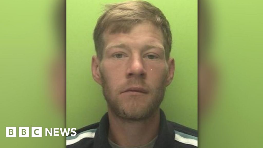 Doncaster: Man armed with knife broke into police station - BBC News