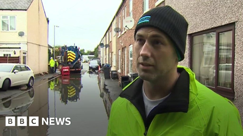 Deeside flooding: People battle to protect homes from water - BBC News