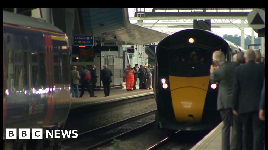 New Hitachi Super Express train on Great Western line - BBC News