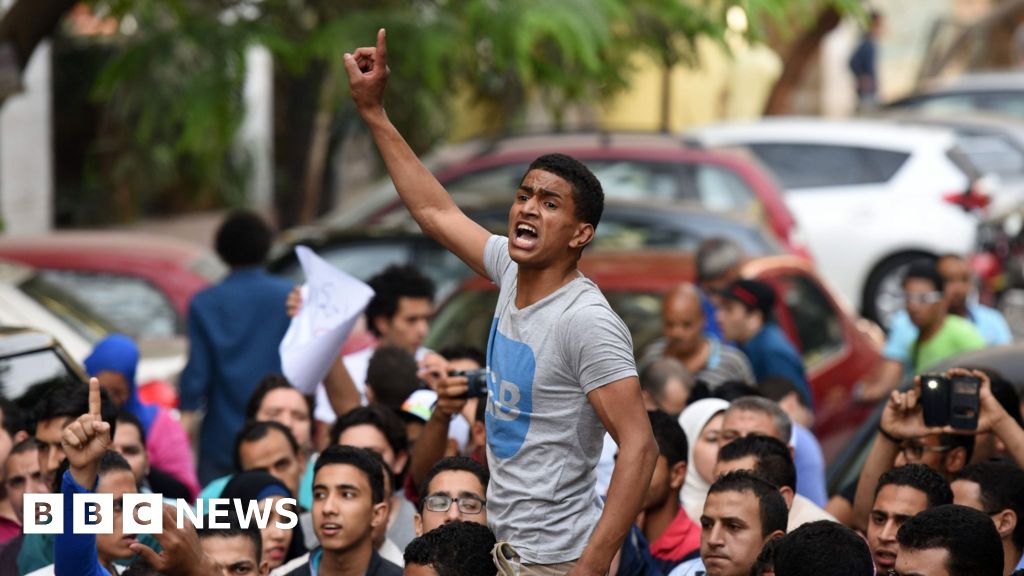Egypt unrest: Police disperse anti-Sisi protest in Cairo - BBC News
