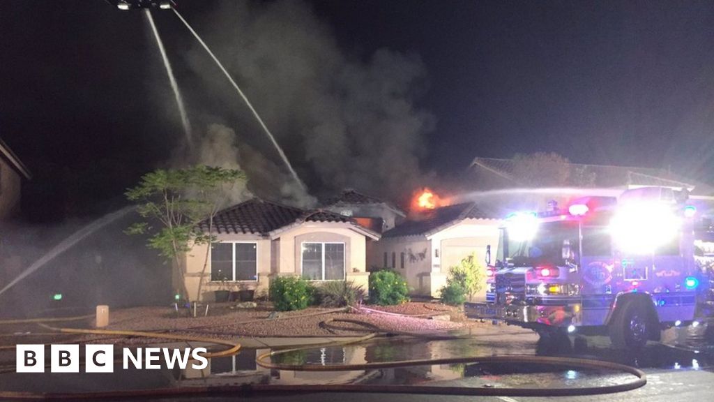 Plane lands on house in Phoenix, Arizona, everyone survives - BBC News