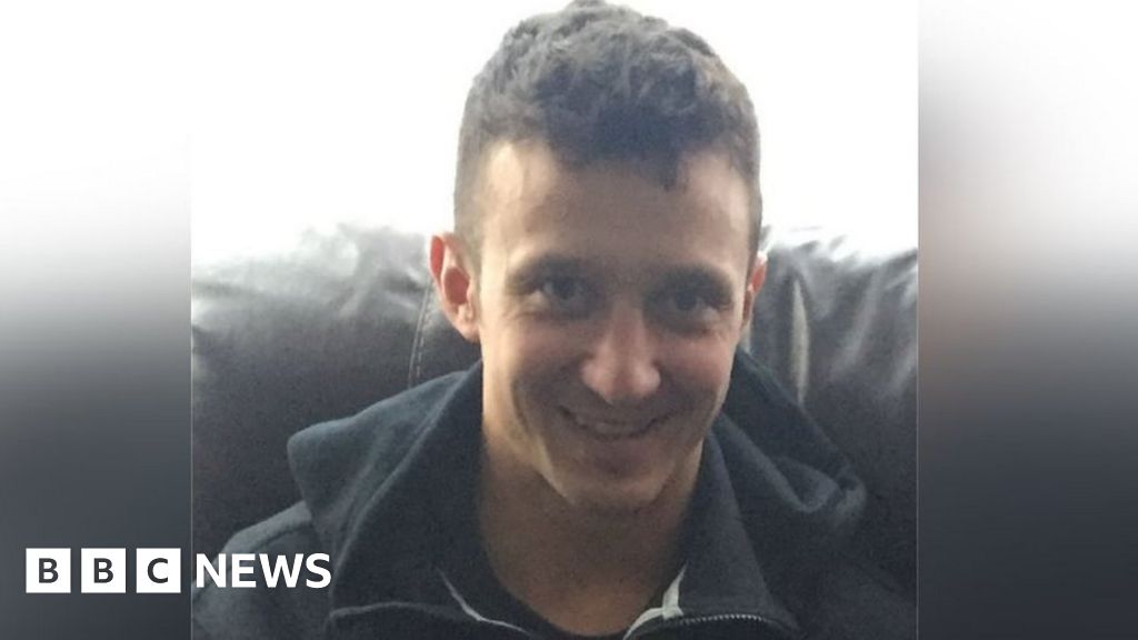 Tributes to cyclist Joe Burton after Southampton crash - BBC News