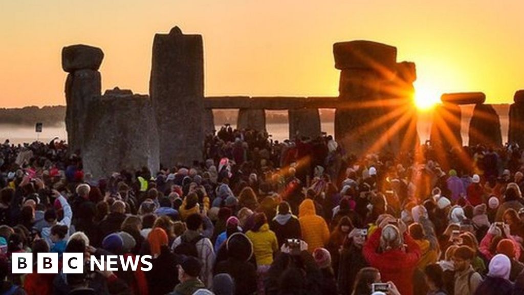 Summer solstice revellers urged not to go to Stonehenge - BBC News