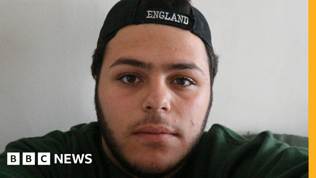 A year in the life of a Syrian teenager in London - BBC News