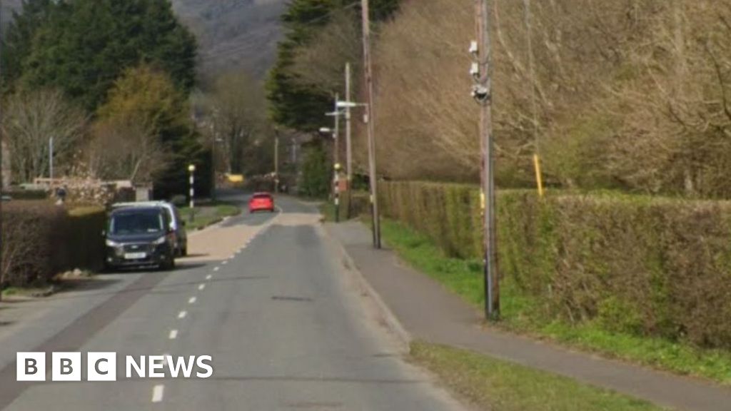Cheddar crash driver hunted after pedestrian injured - BBC News
