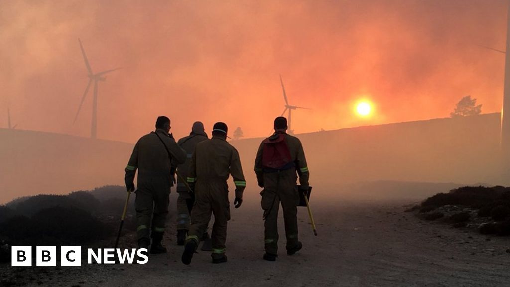 Crews tackle wildfires as weekend warning issued - BBC News