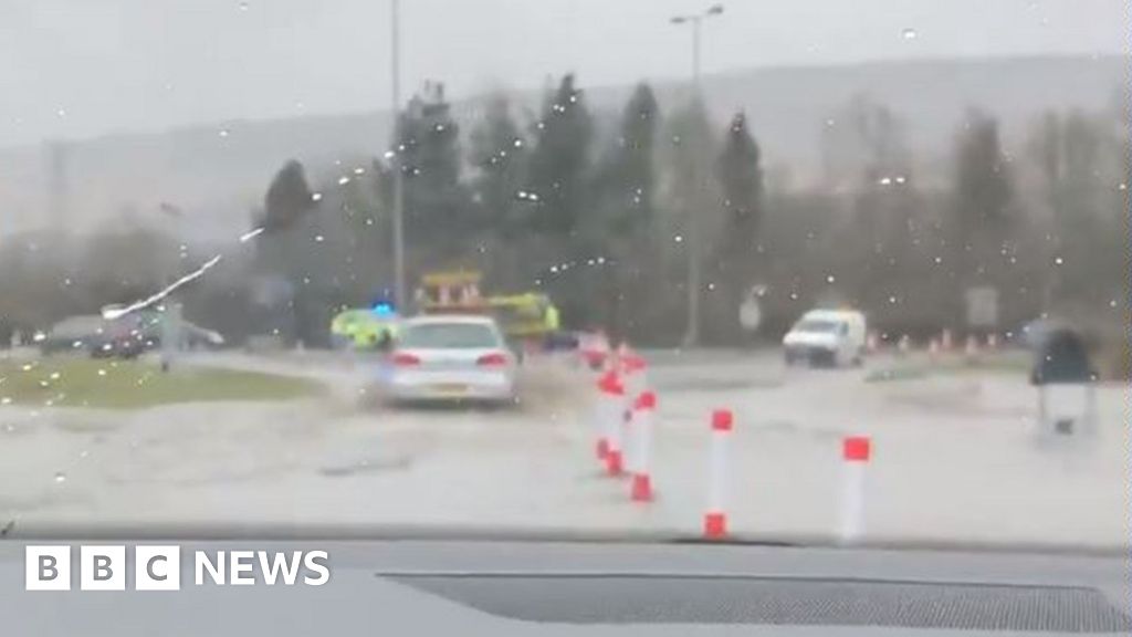 Storm Freya: Roads were closed during high winds