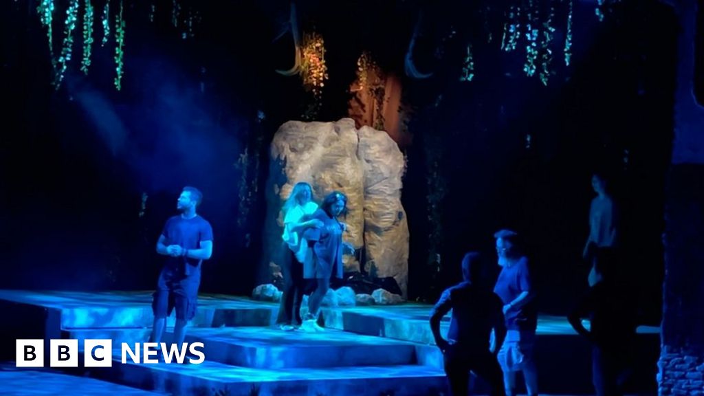 Shakespeare set for indoors return in Stafford - BBC News