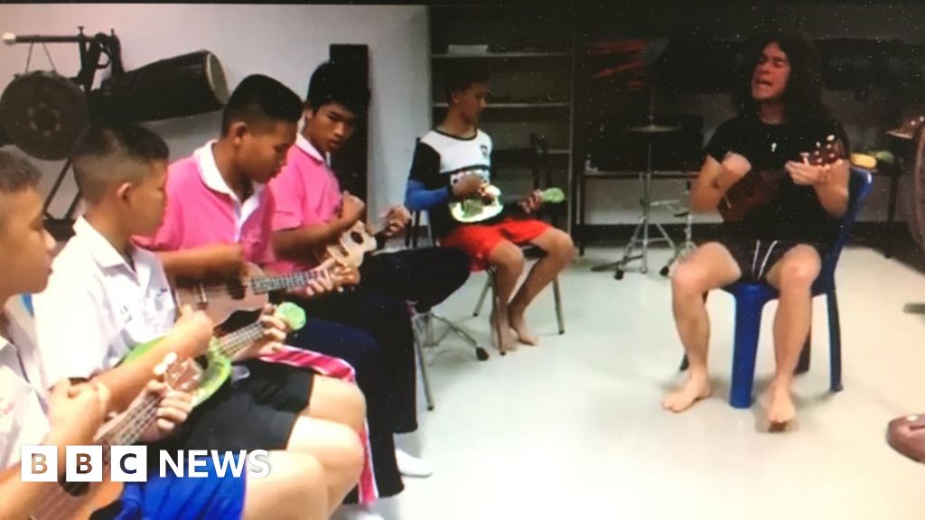 The View singer's ukulele lessons are a hit with Thai orphans - BBC News
