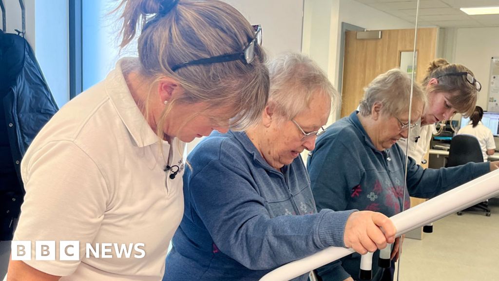 About 200 patients treated at new Addenbrooke's hip and knee hub - BBC News